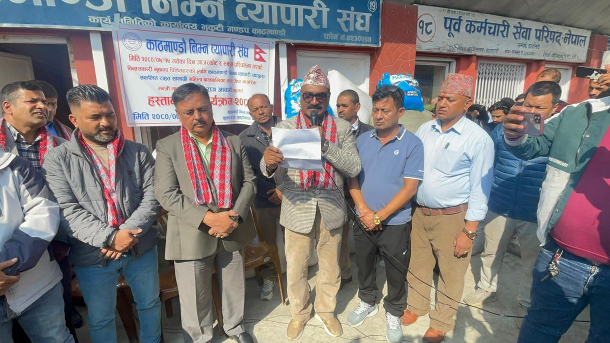 निम्न व्यापारी सङ्घद्वारा भूकम्पपीडितलाई कपडा सहयोग « Kathmandu Express